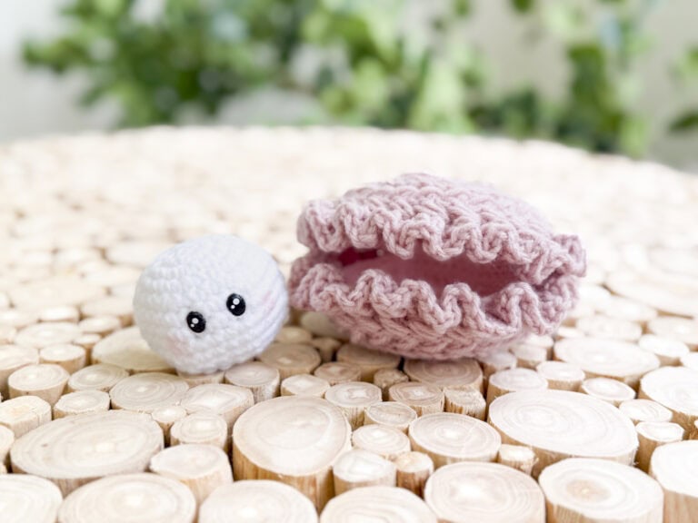 Wheat Stitch Clam – Free No-Sew Amigurumi Crochet Pattern